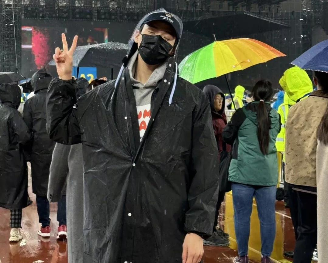 Gong Jun went to Li Ronghao's concert, and he could feel Gong Jun's ...