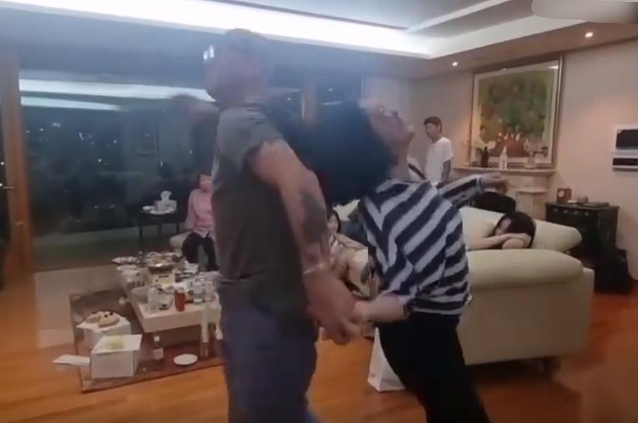 Little SKoo Jun-yup's intimate dance at home, her intimate behavior was accused of crossing the ...