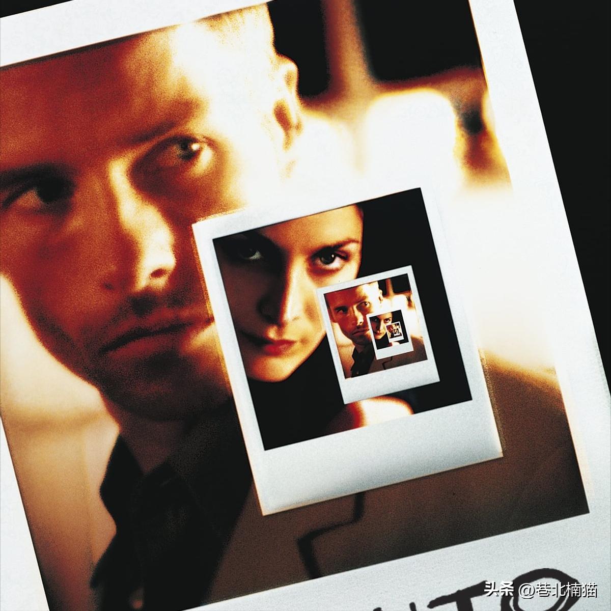 How does the movie "Memento" present the theme in a fragmented ...