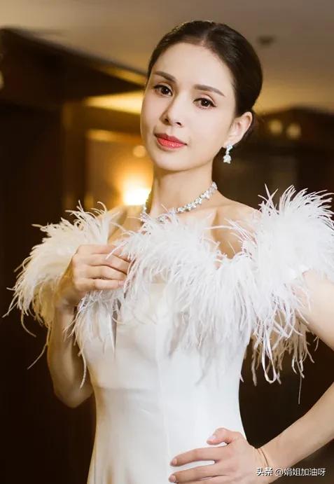 Share pictures, the goddess of temperament Li Ruotong - iNEWS