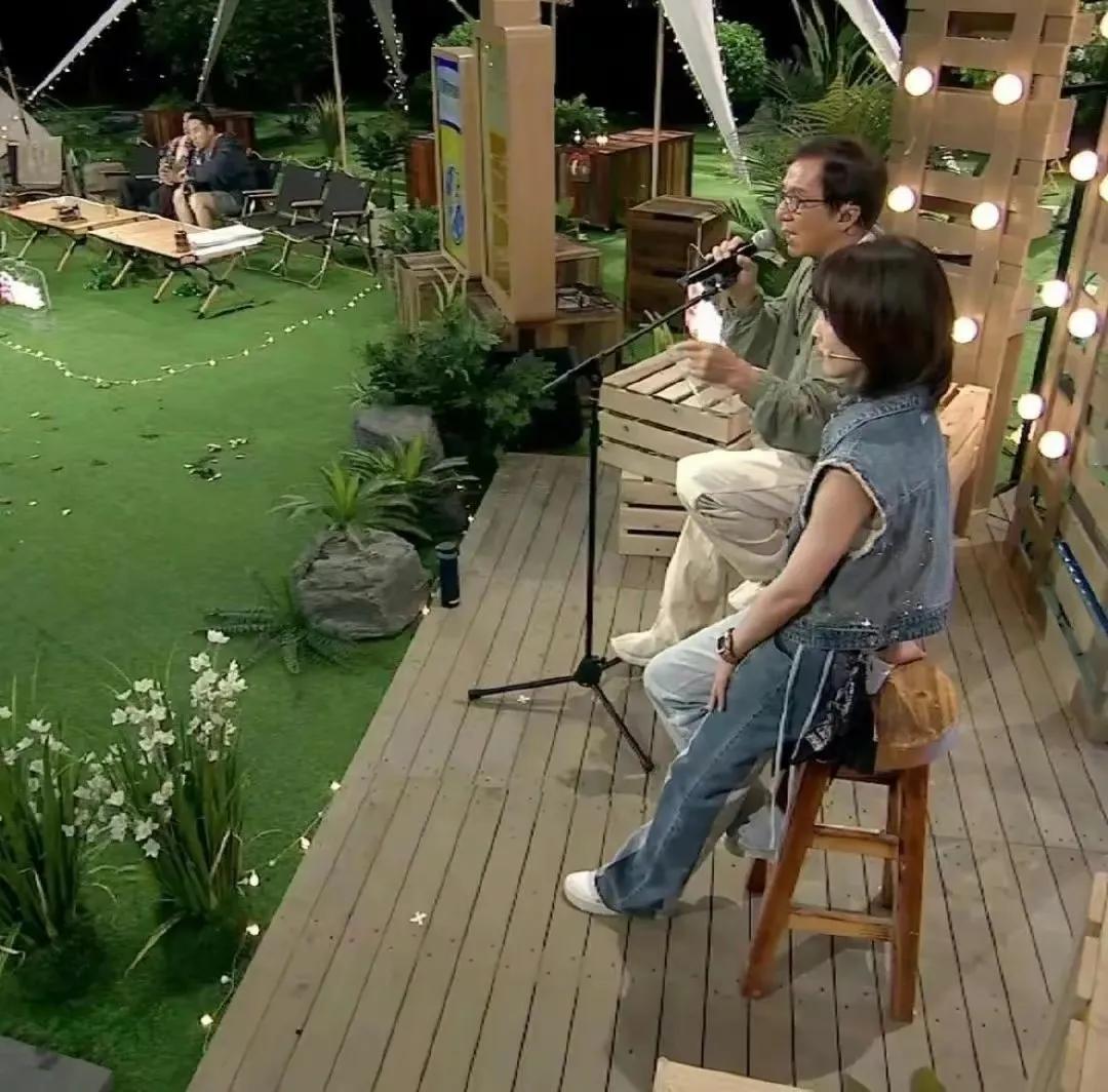 Jackie Chan's live broadcast was watched by more than 130 million people, Gillian gave away 30 ...