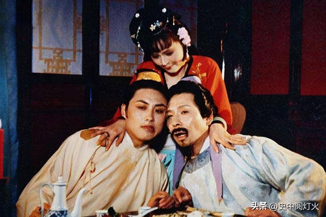 Third Sister You was drinking with Jia Zhen, and her behavior was so ...