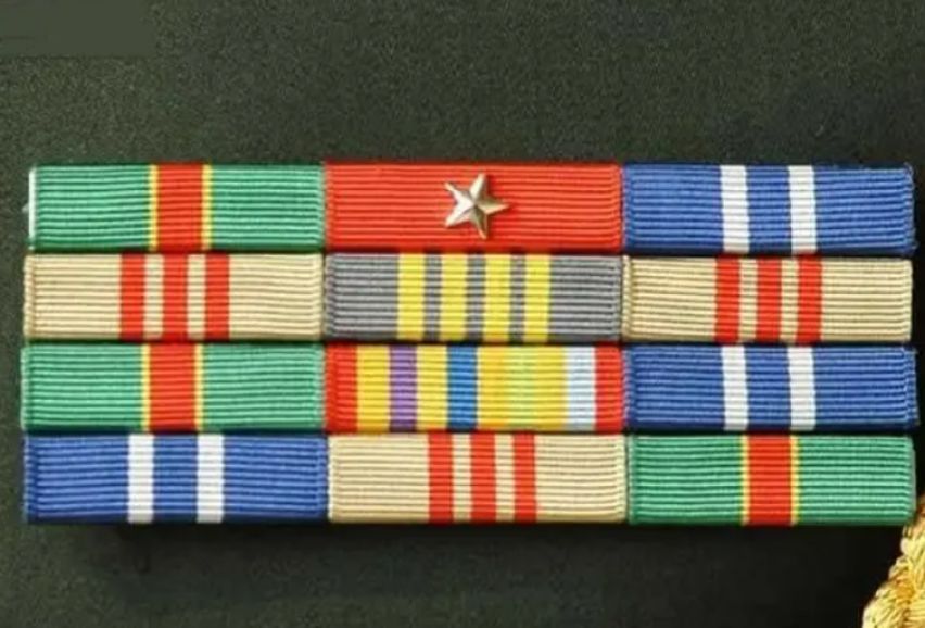 How to correctly identify the seniority badge on the chest of a PLA ...