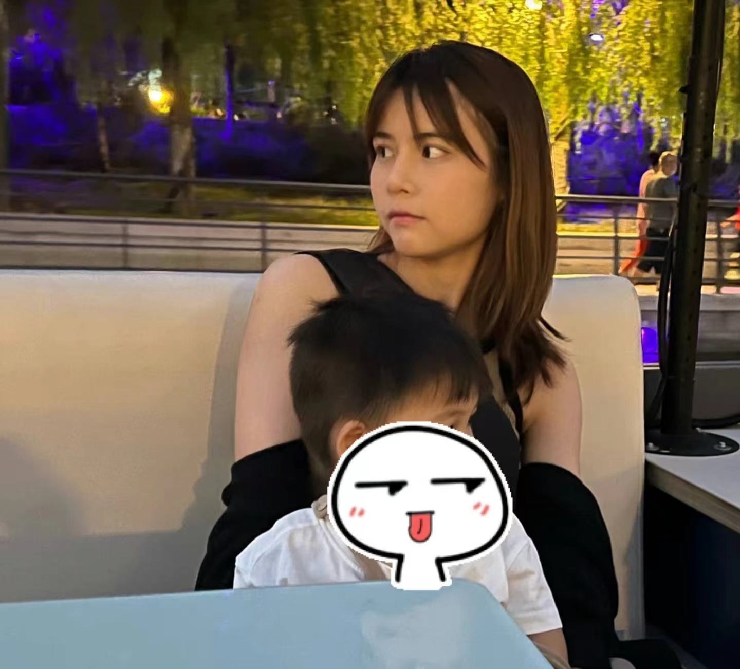 The first photo of the awakened son was exposed, and his wife Liao Yuchen took a group photo of ...