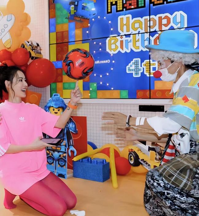 Cecilia Cheung broke the age limit, pink stockings with pink short ...