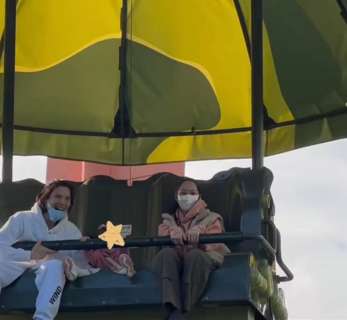 Netizens ran into Xiang Zuo and his wife traveling together, Guo Biting ...