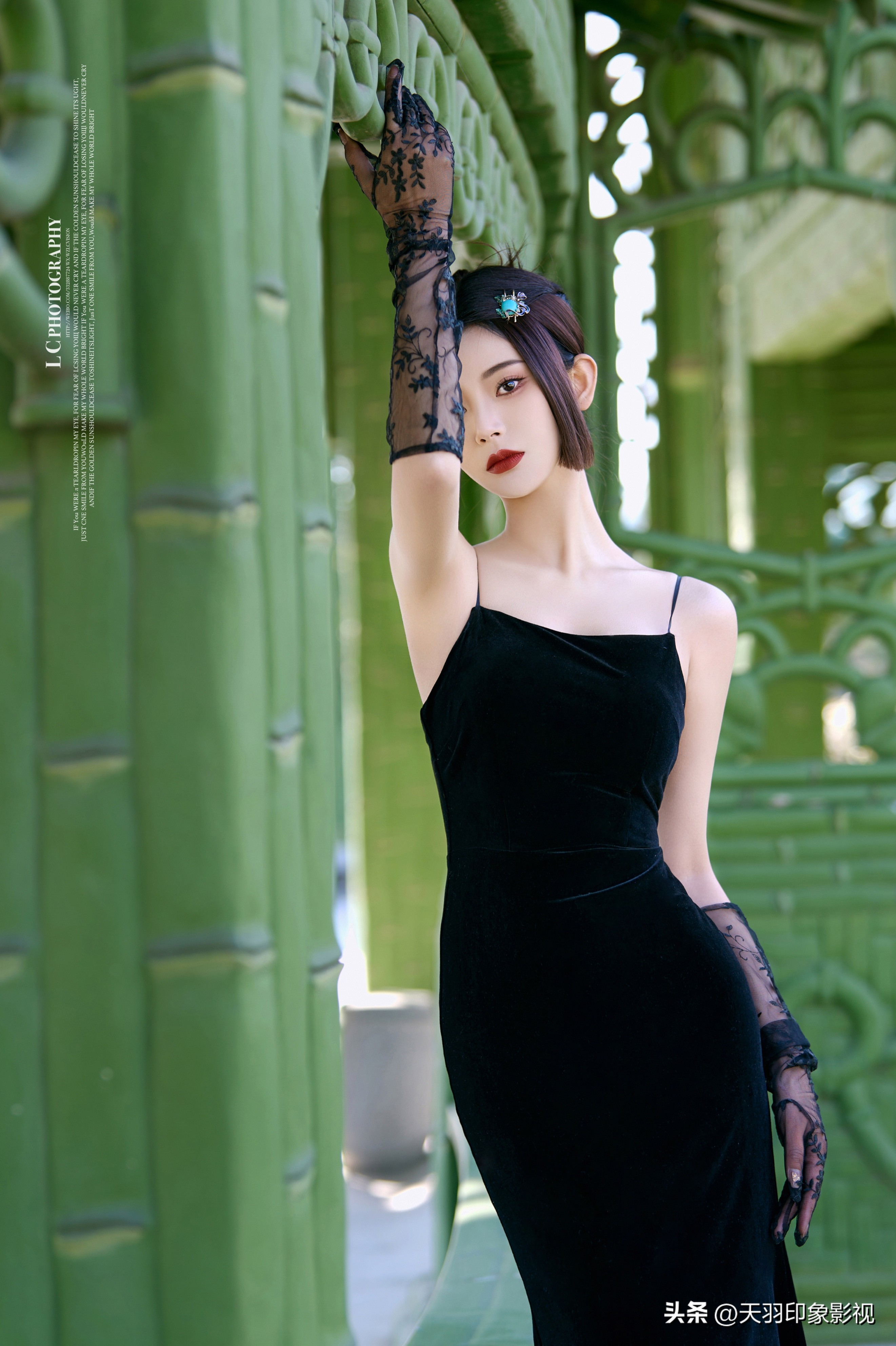 Long-legged beauty model Wang Xingchen wore a long black dress, showing ...