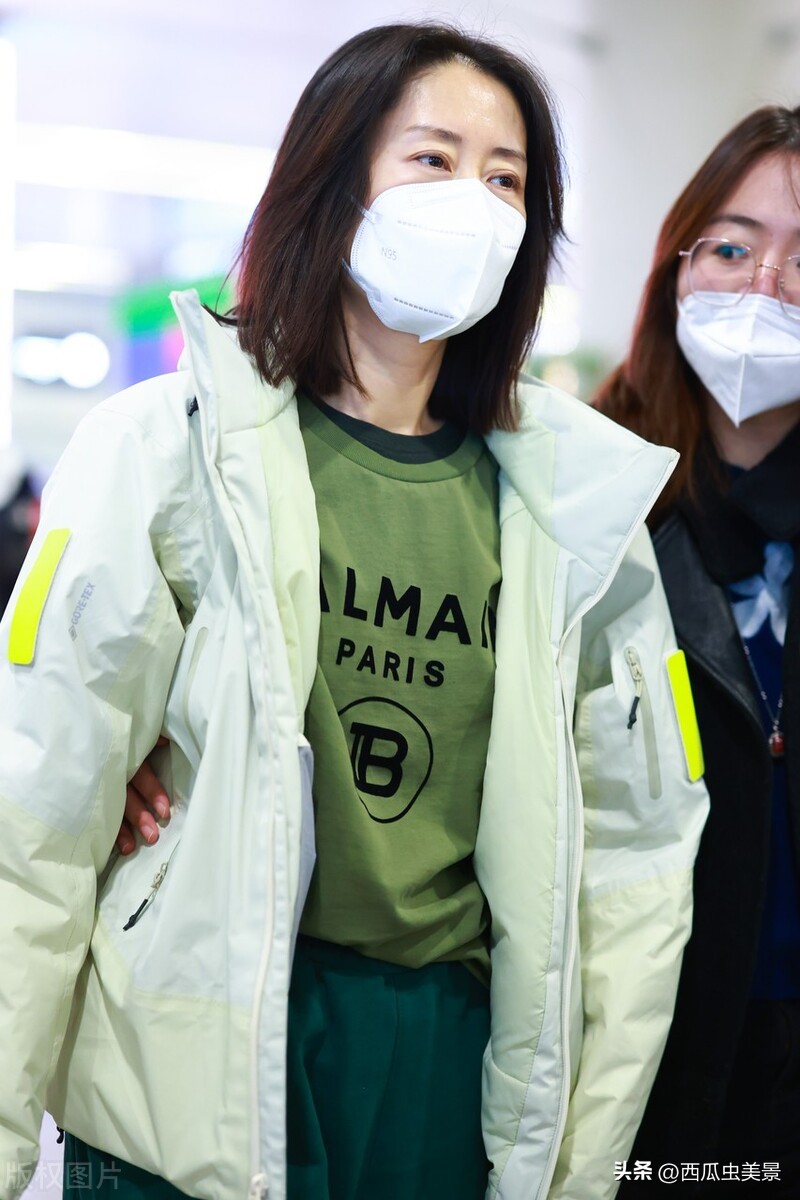 Liu Mintao appeared at Shanghai Airport and received gifts from fans ...