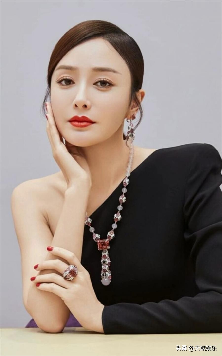 Actress and singer Qin Lan's photo album "Twenty Nine" - iNEWS