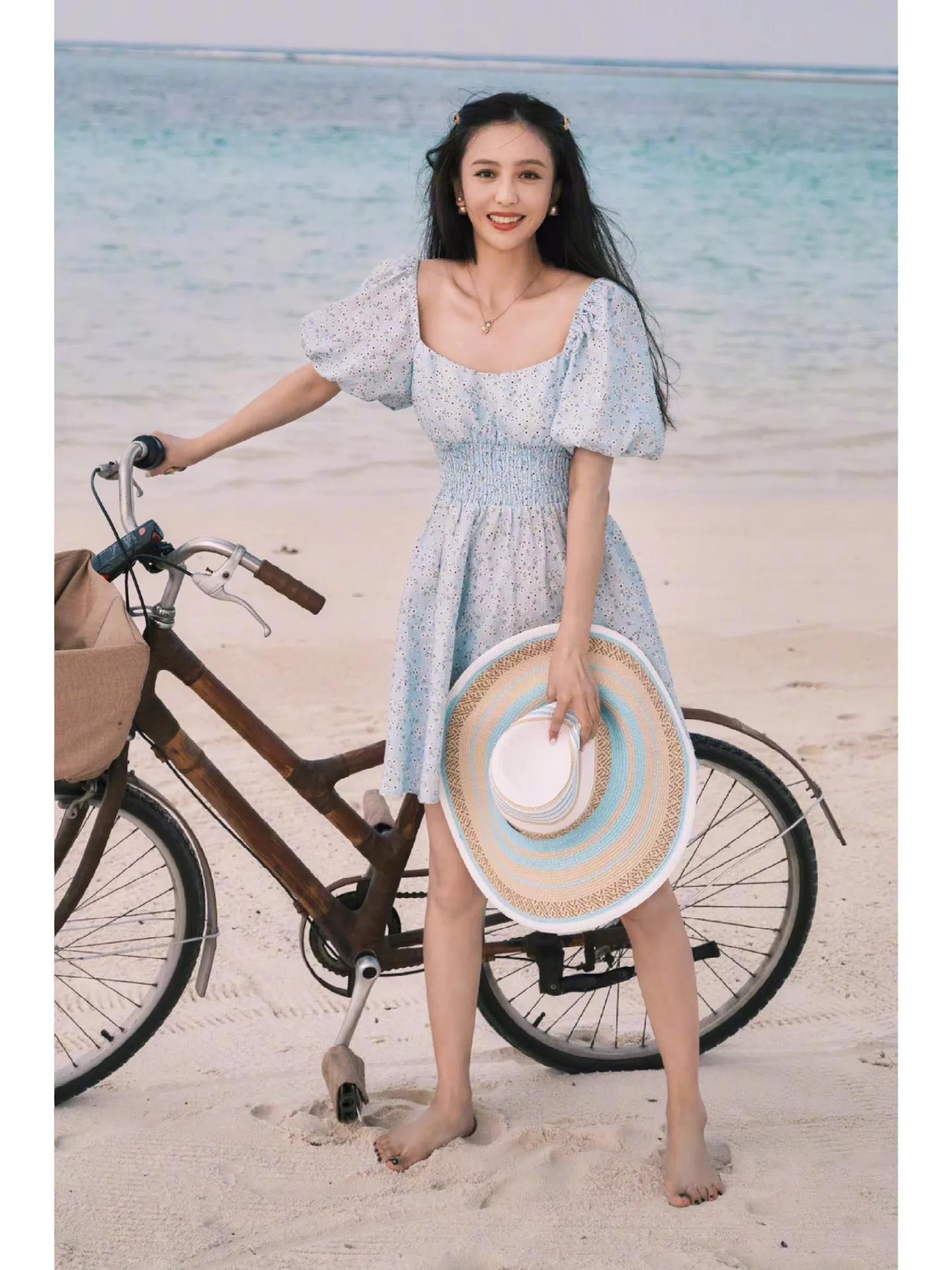 Tong Liya's seaside photo blockbuster‖Light blue floral dress, cute and ...