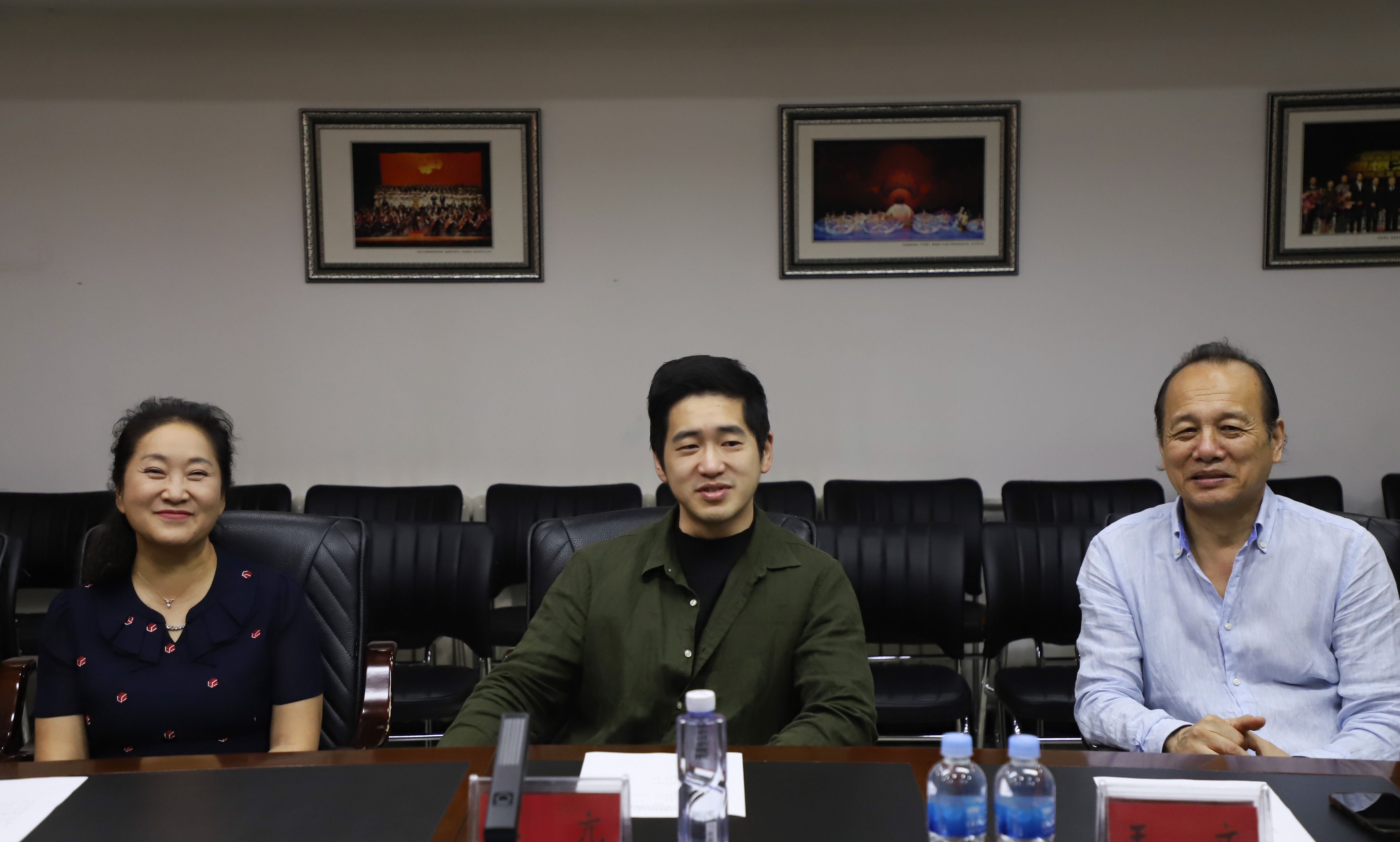 Mr. Wang Kang, a famous tenor singer, was hired as a signed artist of ...