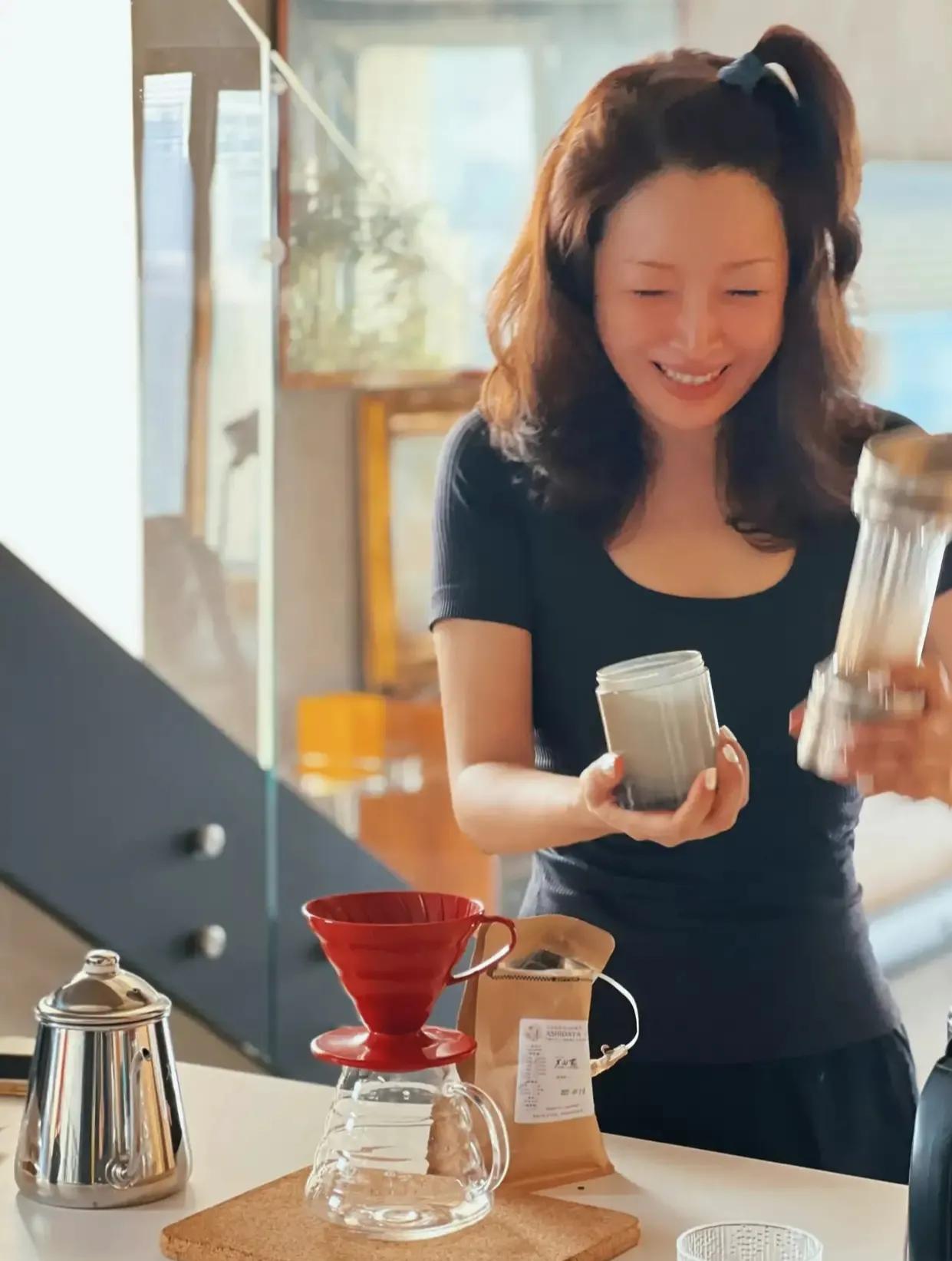 Singer Sun Yue recently became obsessed with hand-ground coffee - iNEWS