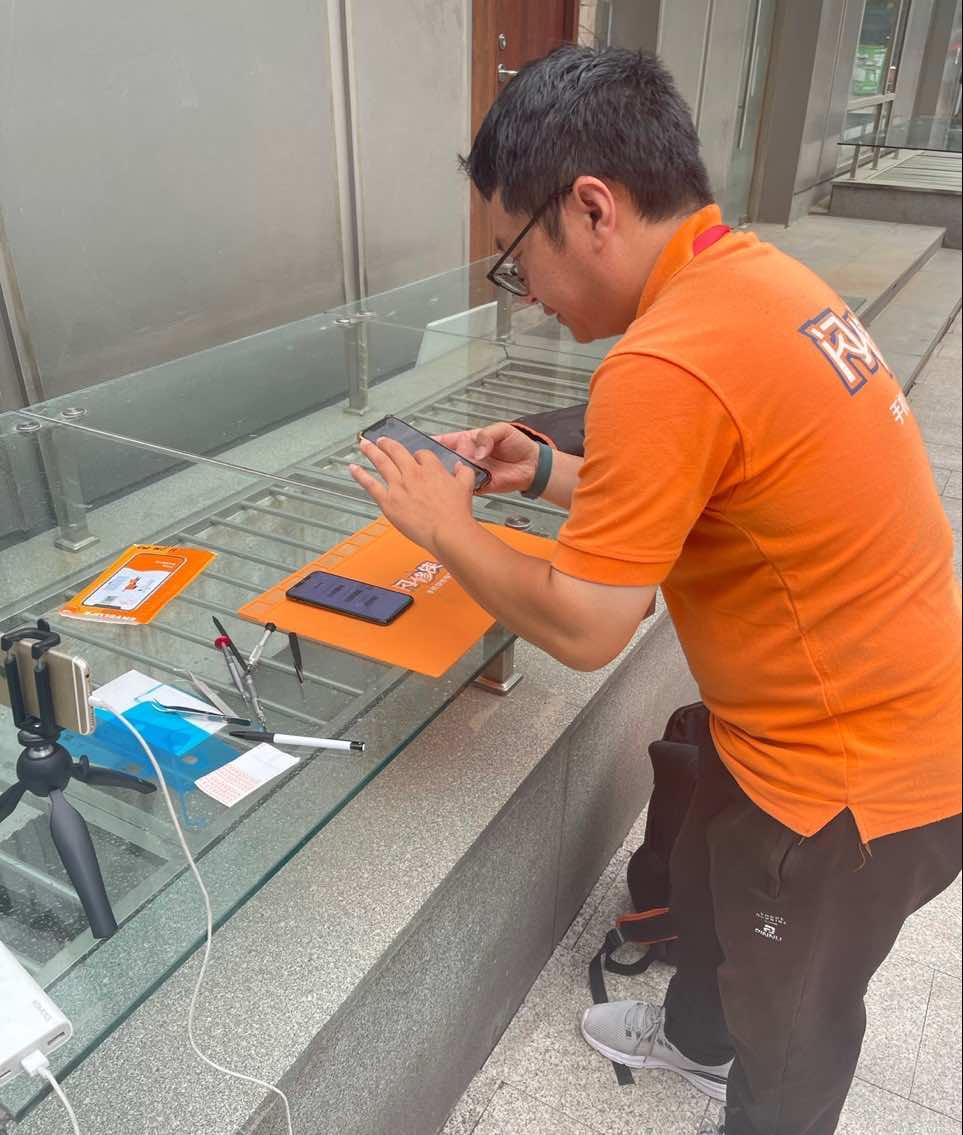 Flash repair man on-site repair and screen replacement service, the ...