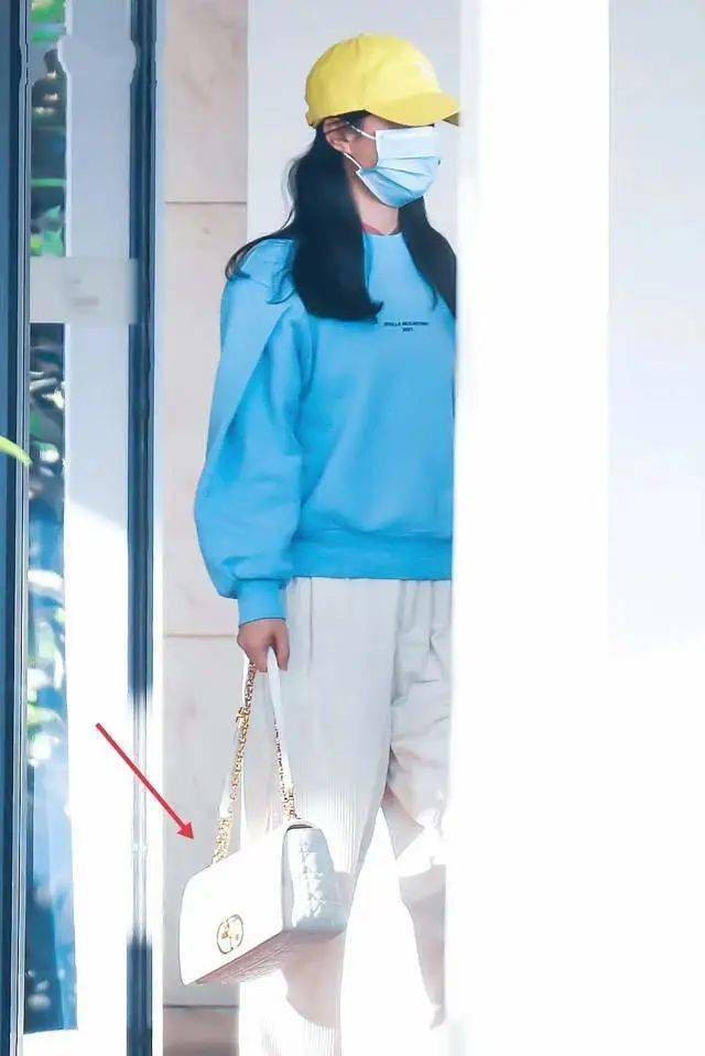 "Counterattack comeback" Zhao Liying, Harper's Bazaar sits firmly in the c seat, and the two red ...