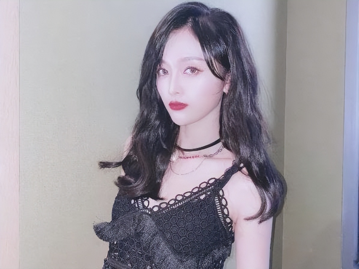 Wu Xuanyi's "plastic surgery" caused controversy, because the two fans caused conflicts again ...