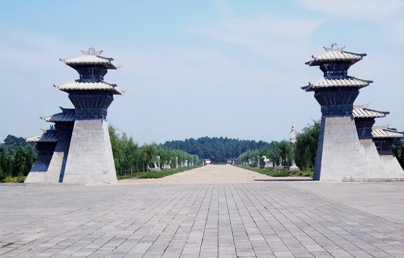 Que Towers, ancient decorative buildings - iNEWS