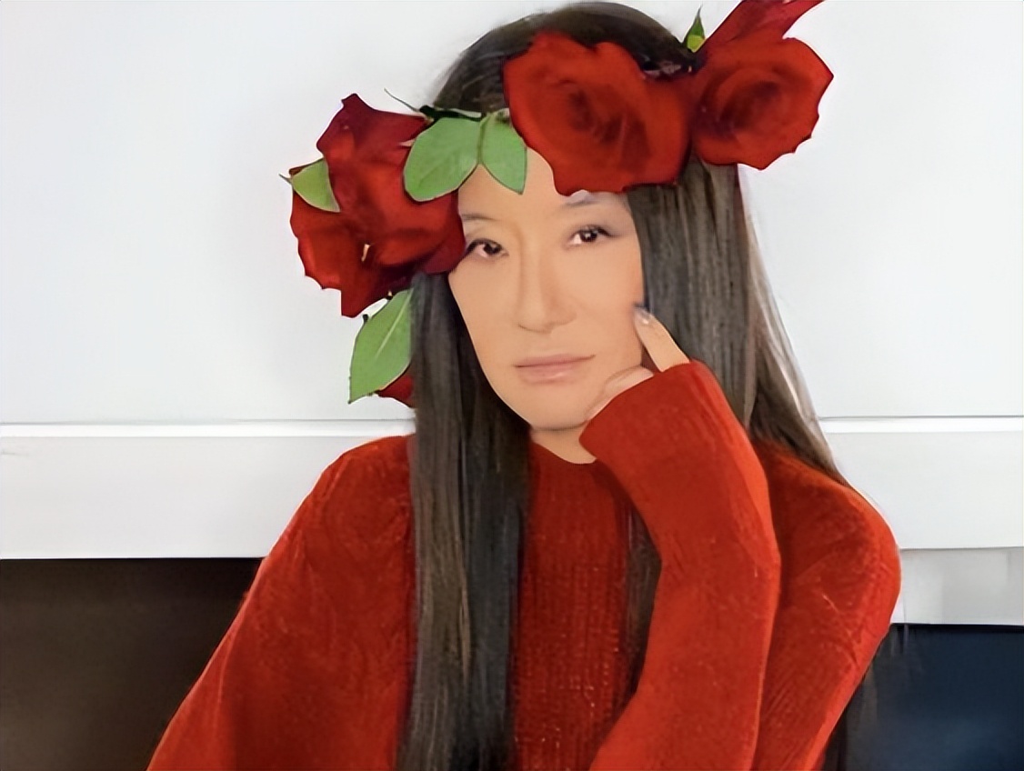 The queen of wedding dresses, Wang Weiwei, is 74 years old, and she ...