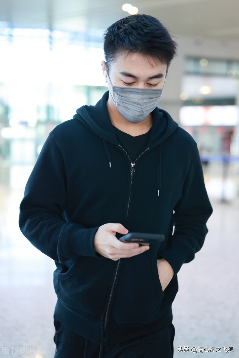 He Youjun's latest airport Reuters photo exposure, wearing a black ...
