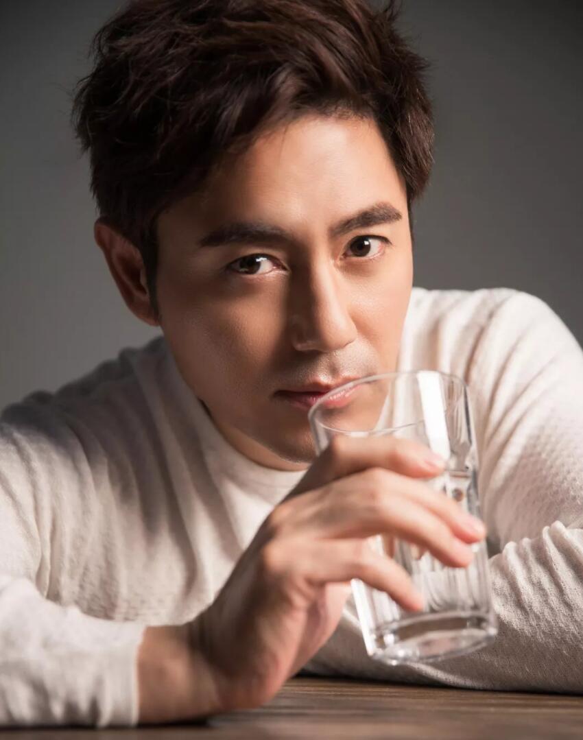 At the age of 23, he became famous because of Mengdan, and he played the father of Ye Hua. He is ...