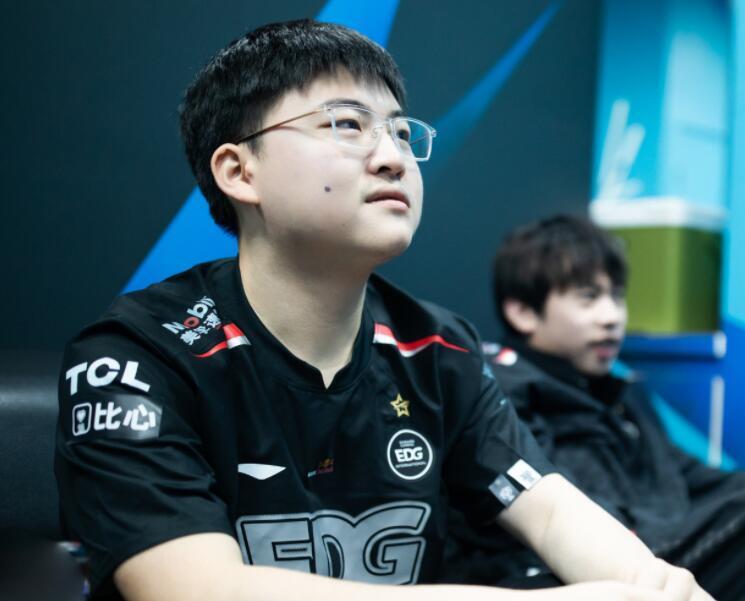 The RNG boss publicly responded to the card contract, only treating uzi as a commodity, and he ...