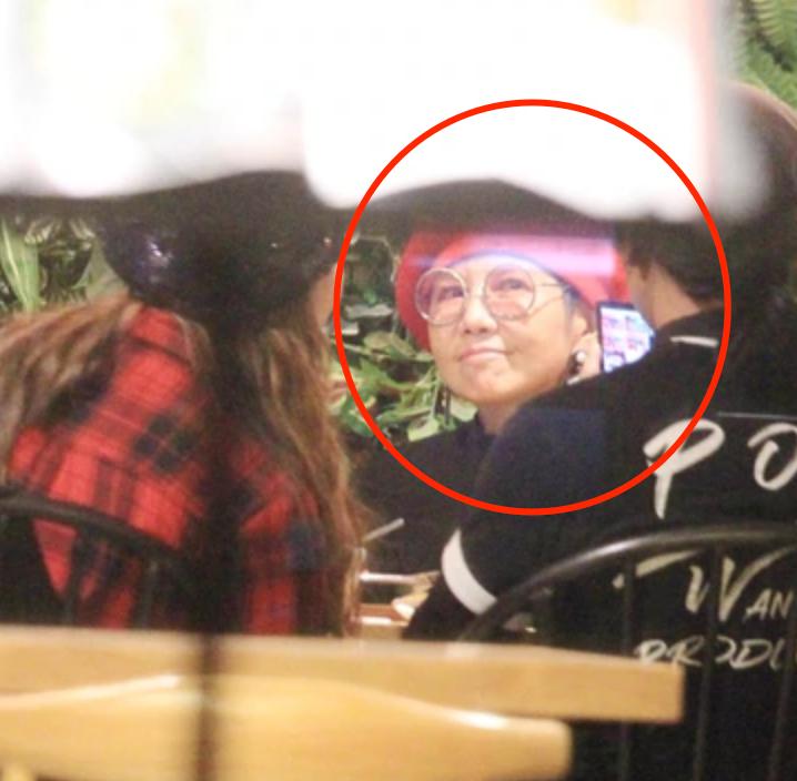 Huang Dawei and his girlfriend with cancer were photographed!His girlfriend smiled and looked ...