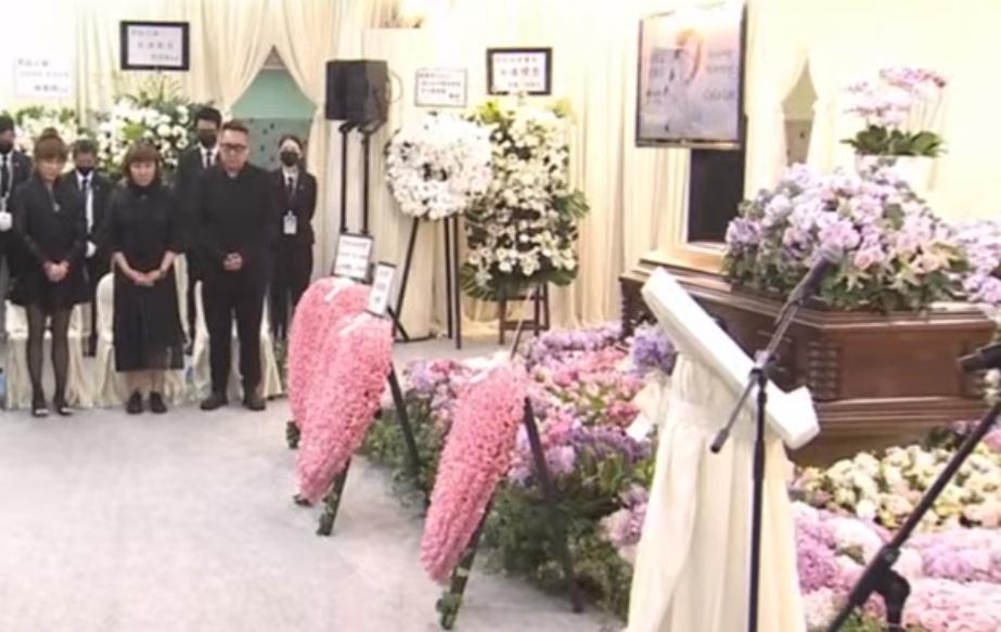 Coco Lee's mourning hall is very warmly decorated, 3 pink wreaths ...