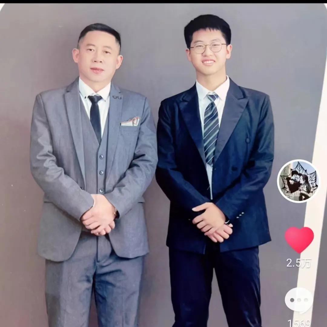 Haiyang posted a photo of himself and Sun Zhuo, wishing himself and his ...