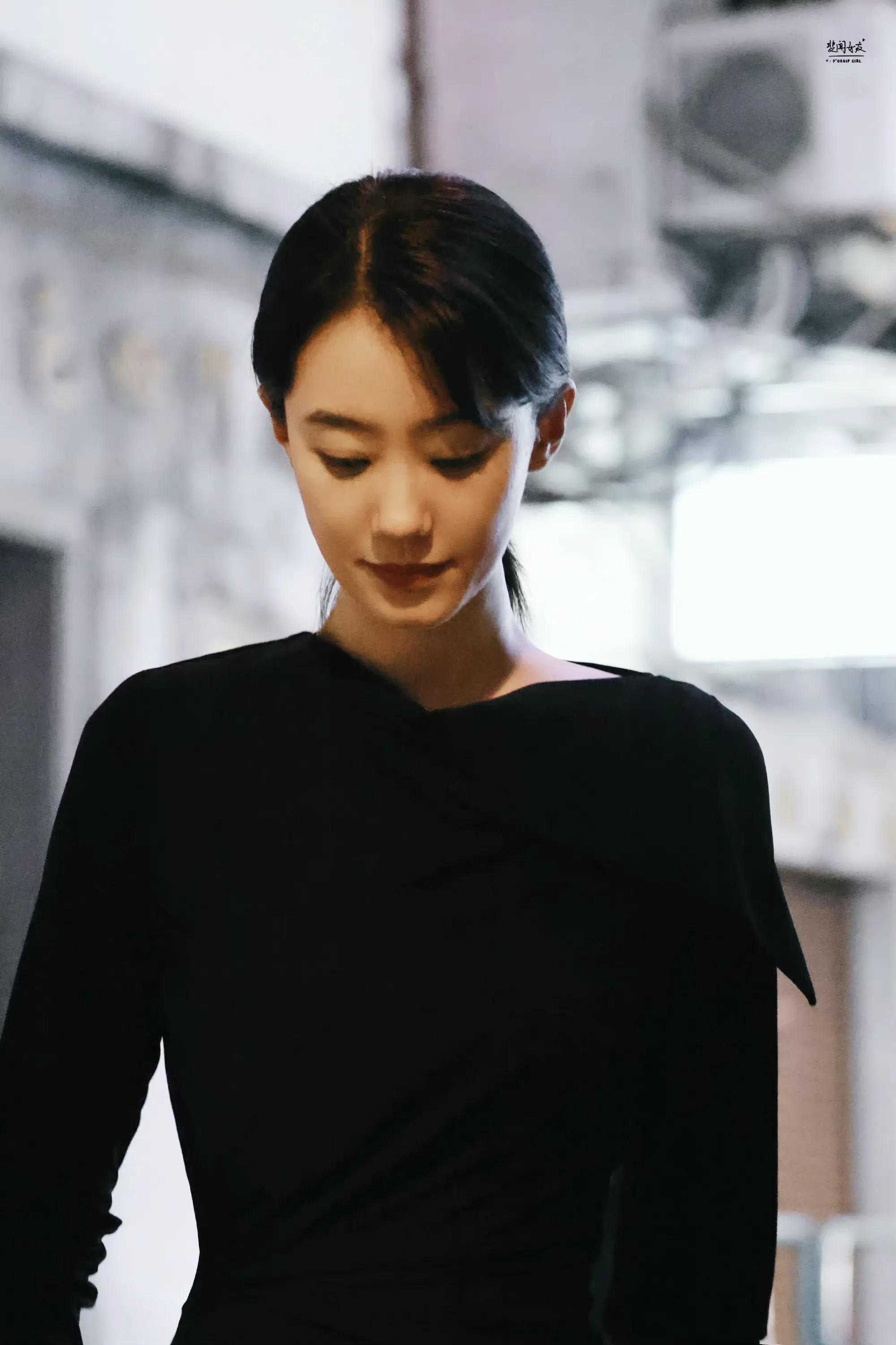 Zhang Xiaofei wears a black dress, which is very eye-catching and ...