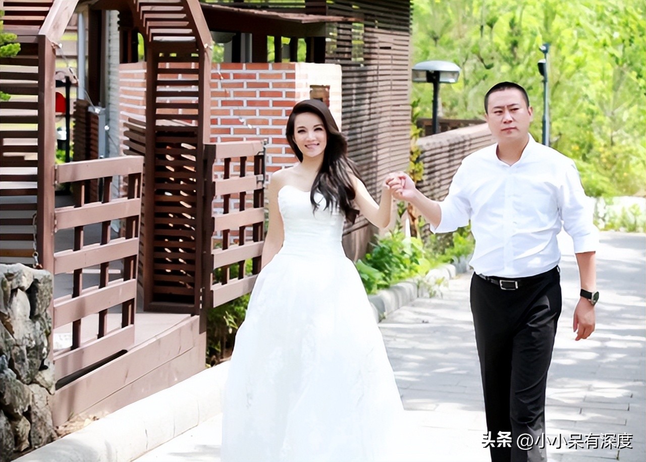 CCTV host Guan Tong, her husband is tall and handsome, and her son also ...
