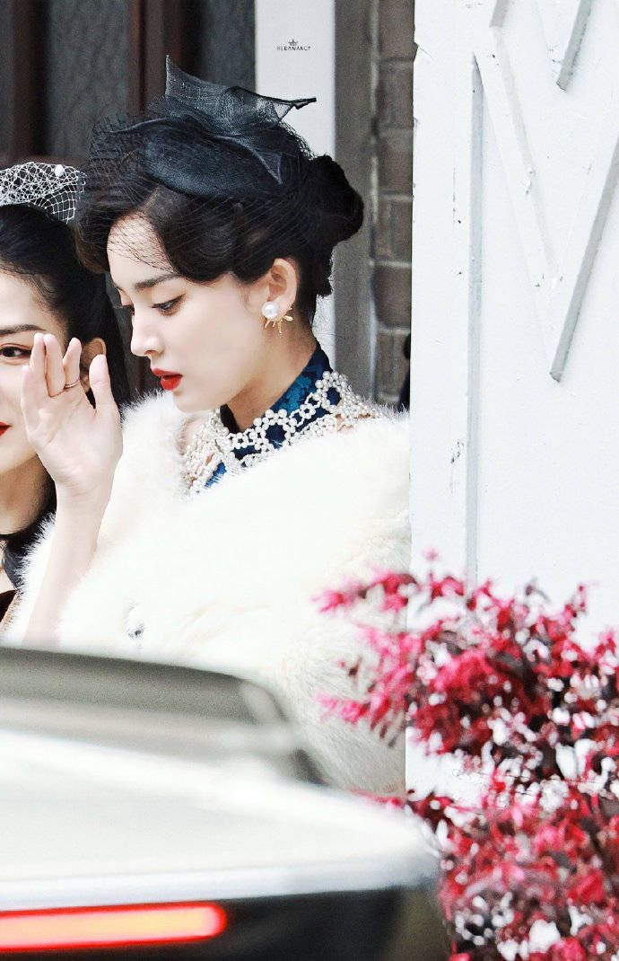 Guli Nazha's peacock dress wears a charming style, showing elegance ...