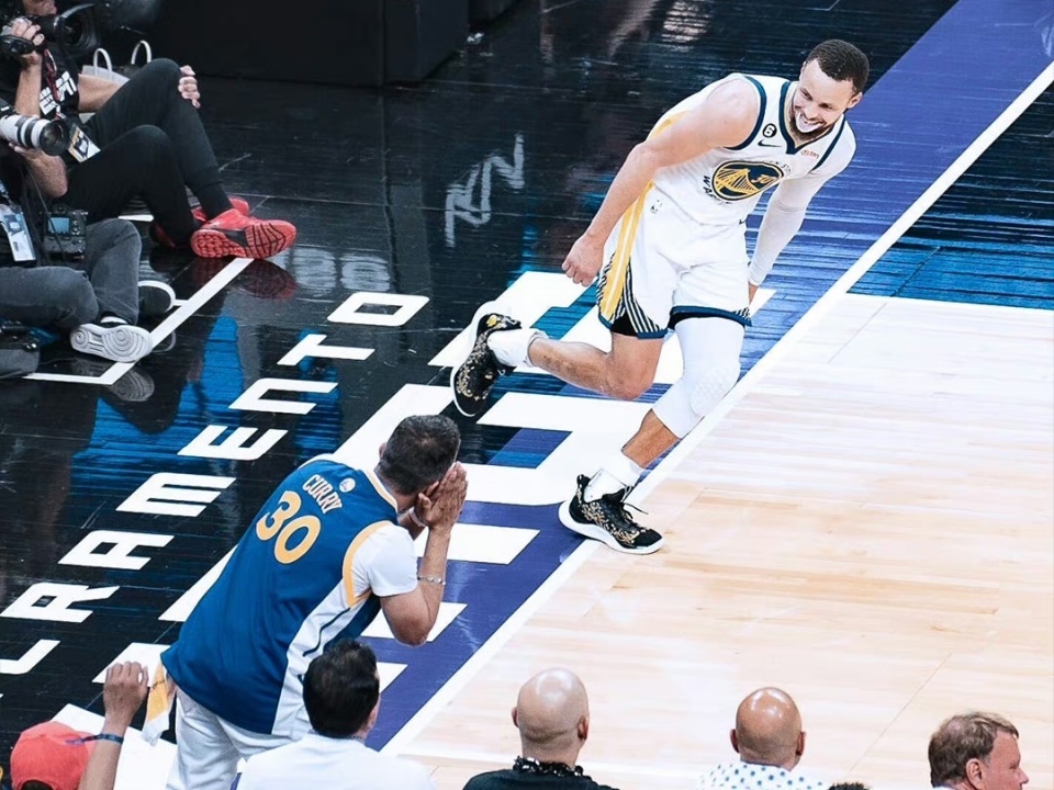 Model worker + rebounding king! Looney is Rodman Cole next to Curry to ...