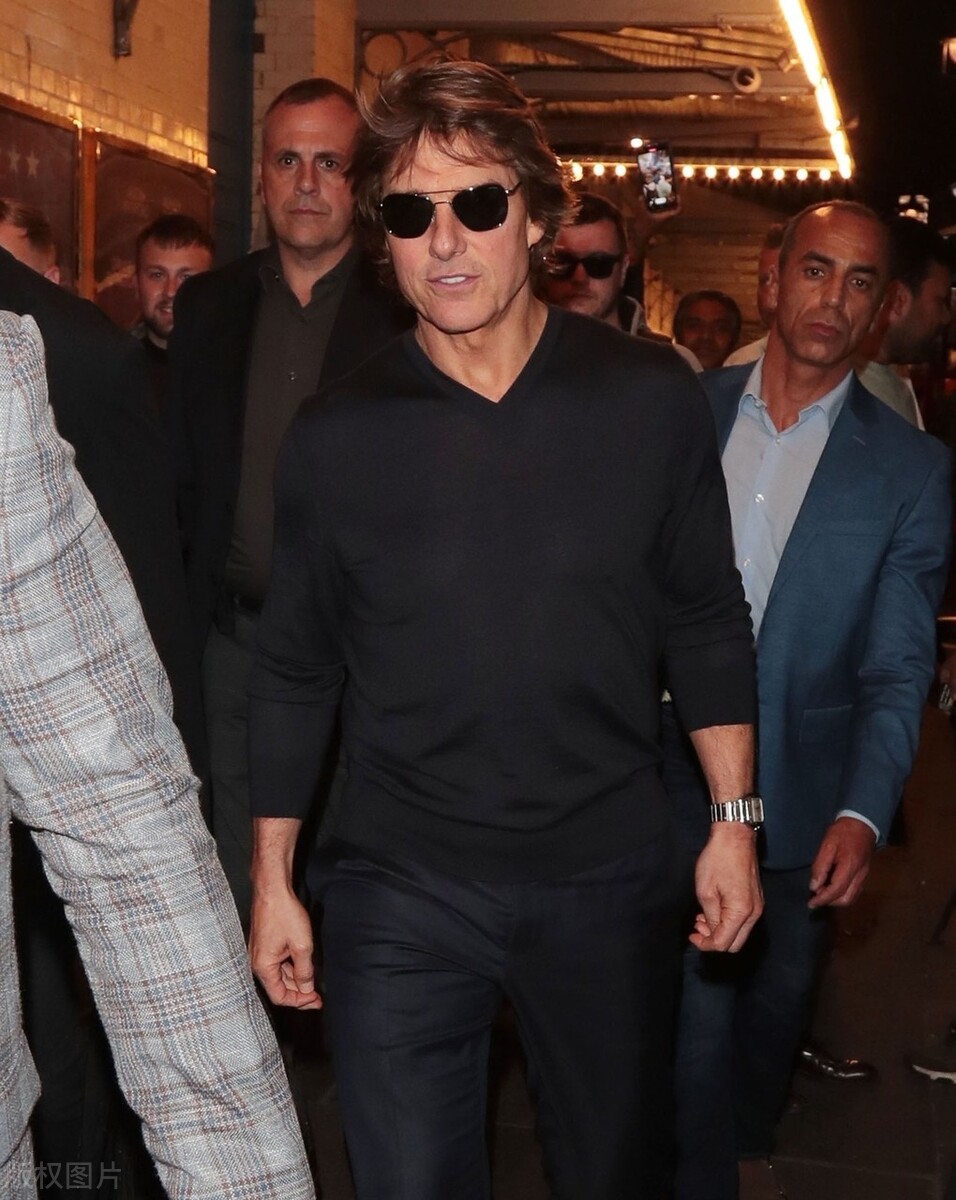 The legendary superstar Tom Cruise went to eat seafood, he walks very ...