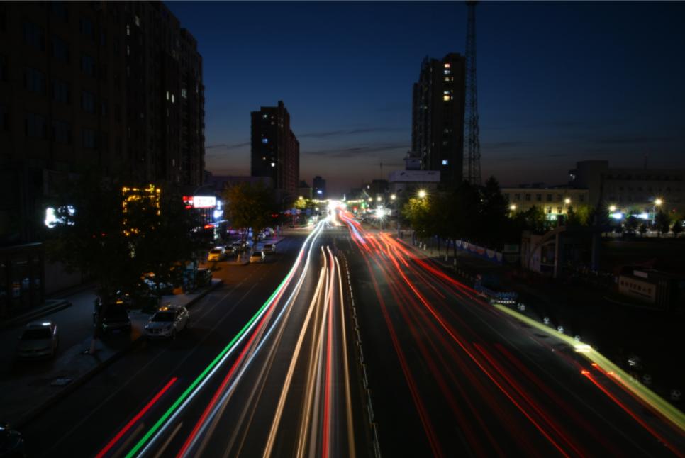 Zhang Yanjun's "Night Scenery on the Overpass Across the Street" - iNEWS
