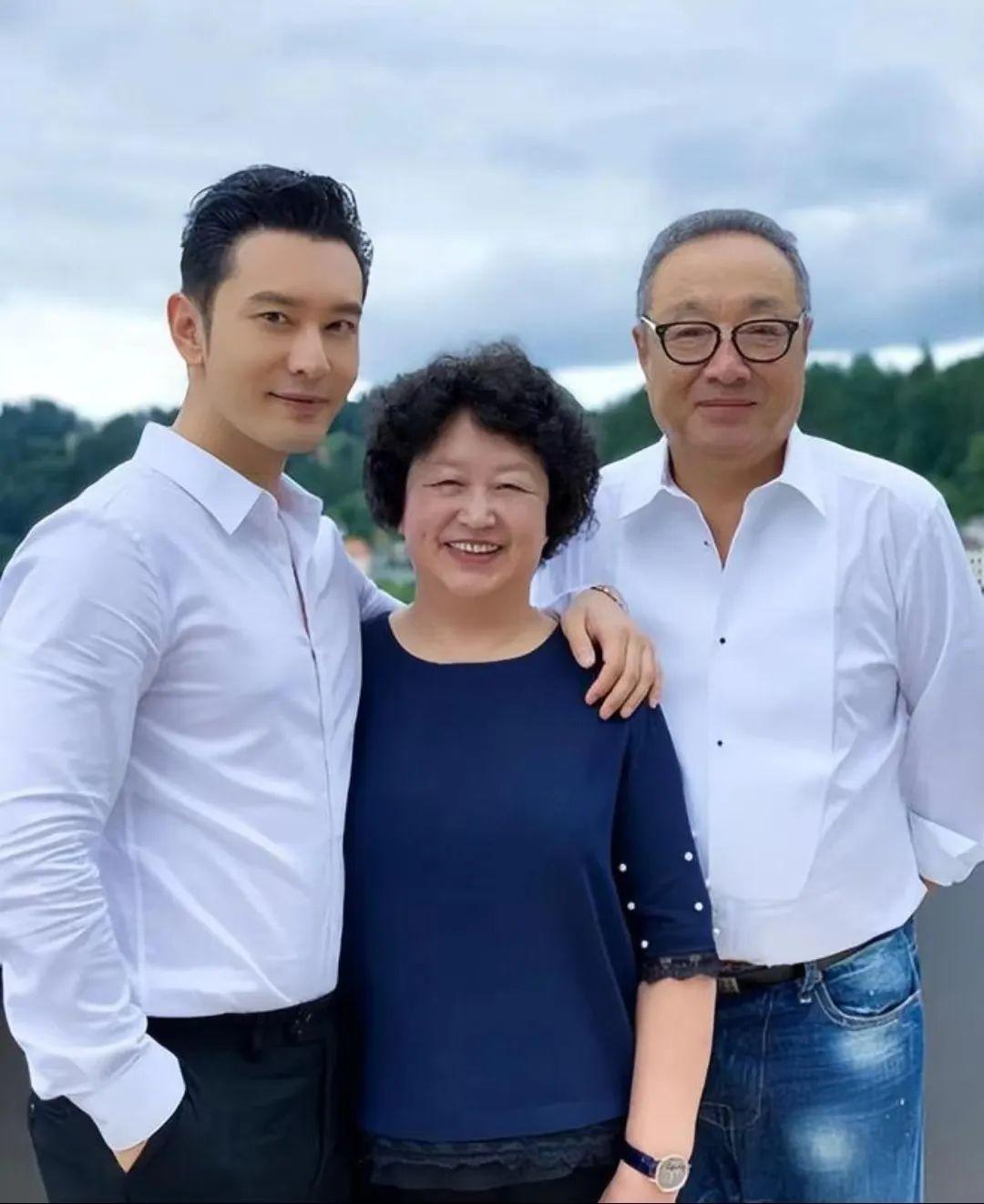 Huang Xiaoming's family shares one face! The mother is dressed in ...