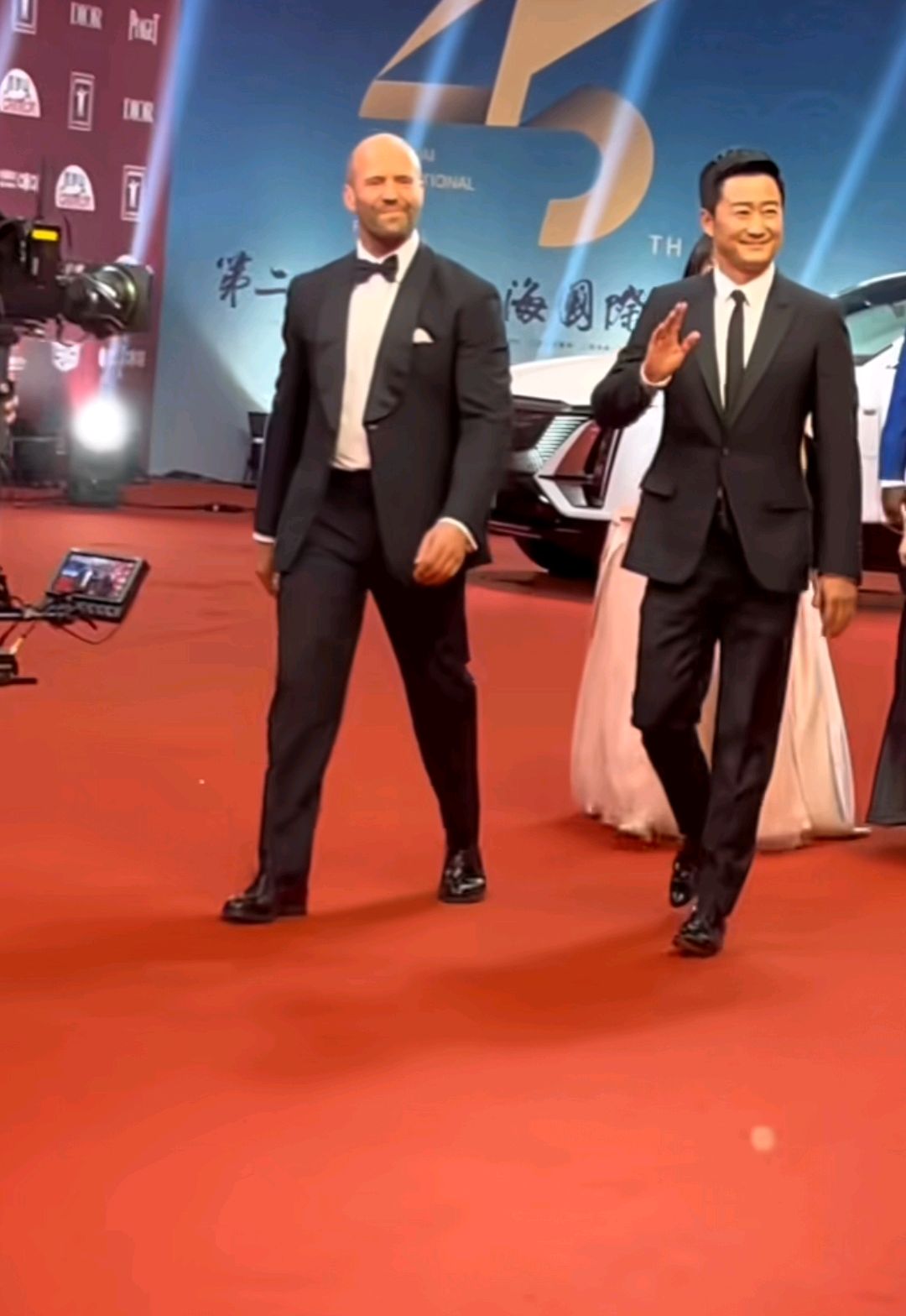 Wu Jing guides Jason to take pictures on the red carpet, the ...