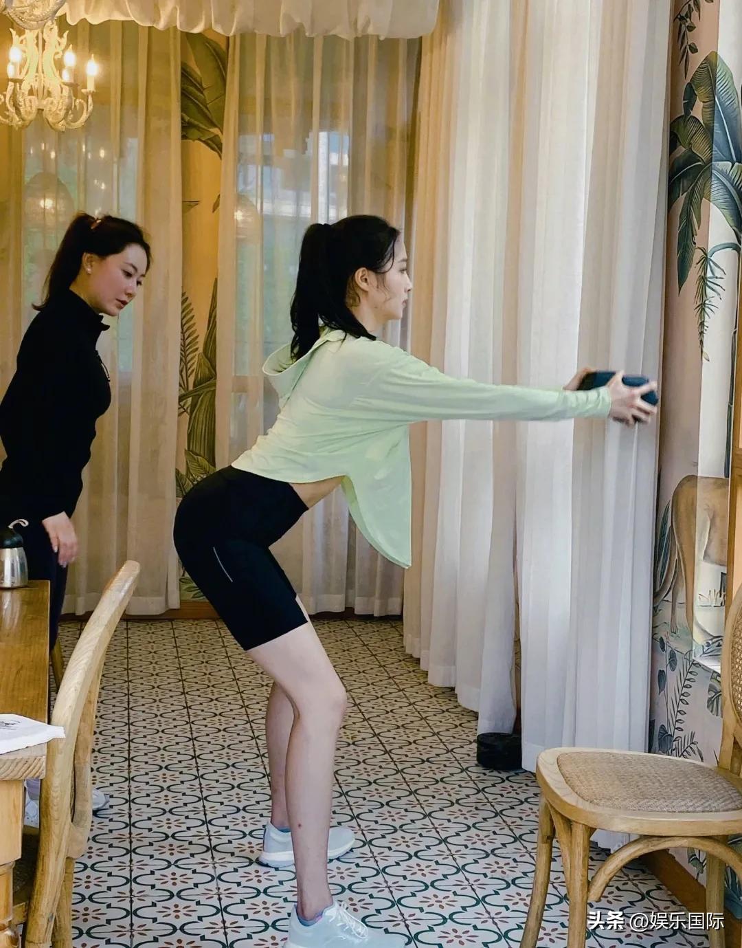 Guan Xiaotong posted fitness photos with long legs and eye-catching ...