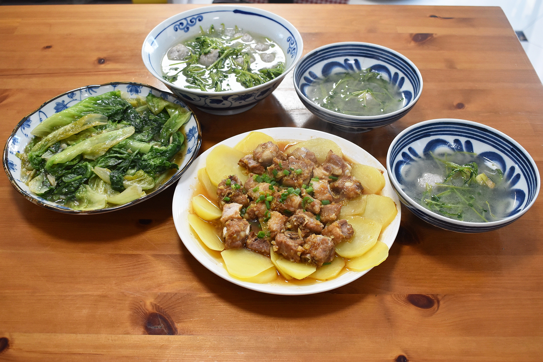 For lunch for the couple, 3 dishes are served in half an hour, among ...