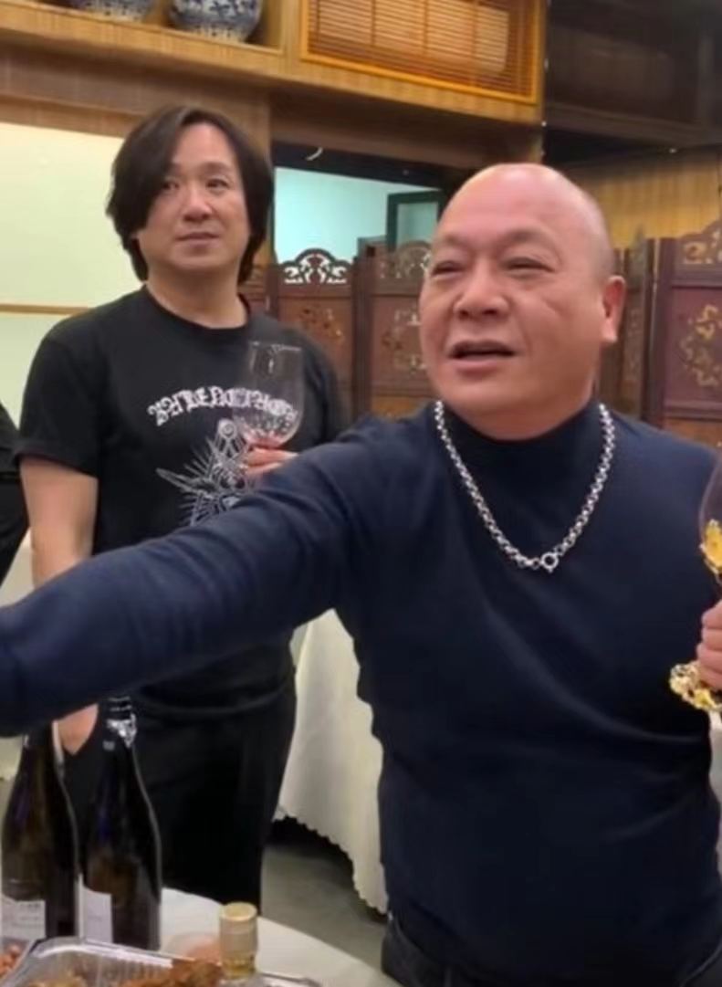 How miserable!After being hit hard by the attack, the Hong Kong actor ...