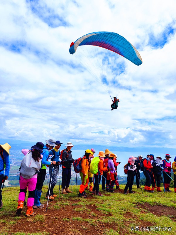 Climb to Maobi Mountain in Jinning, Kunming, overlooking the Fuxian ...