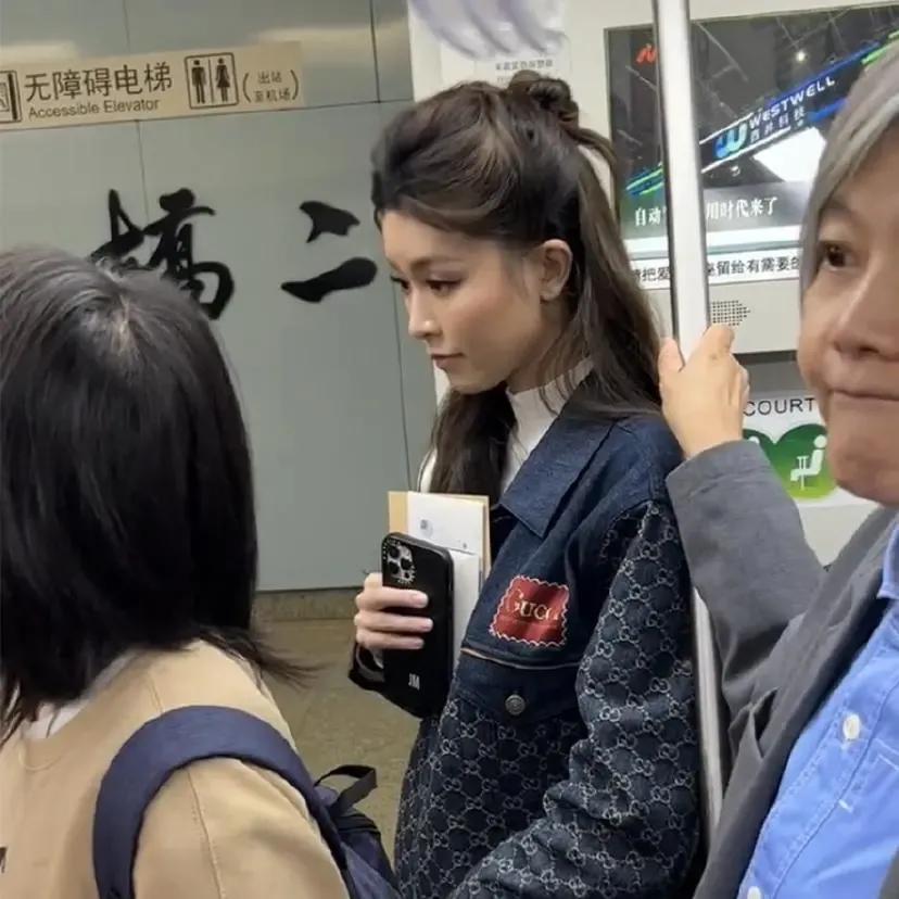 Wen Yongshan's bare-faced photos on the subway were exposed, and she looked very old-fashioned ...