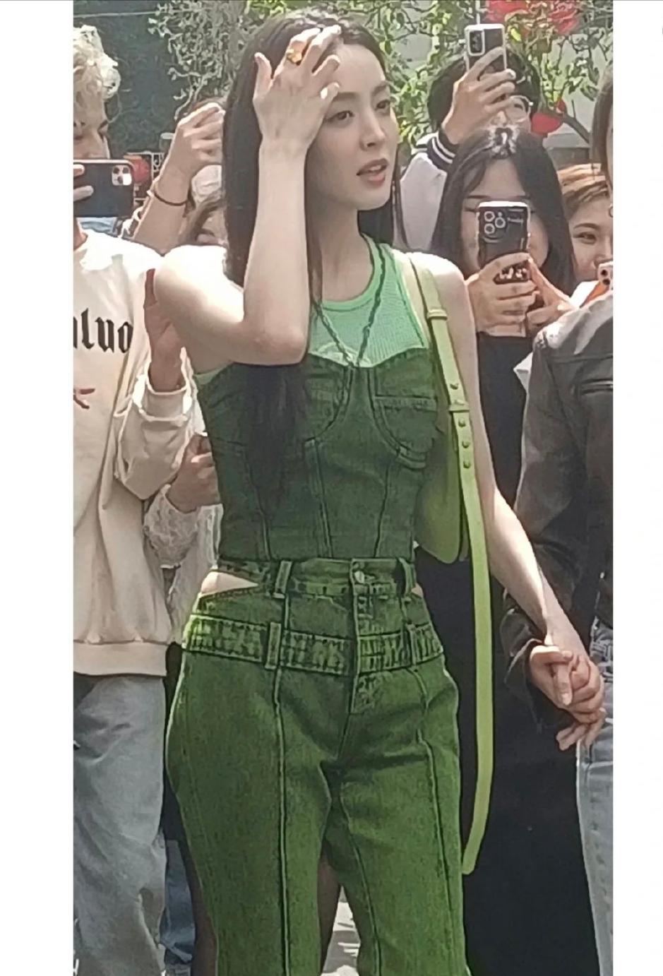 Nazha returned to her alma mater in Xinjiang and released a picture of ...