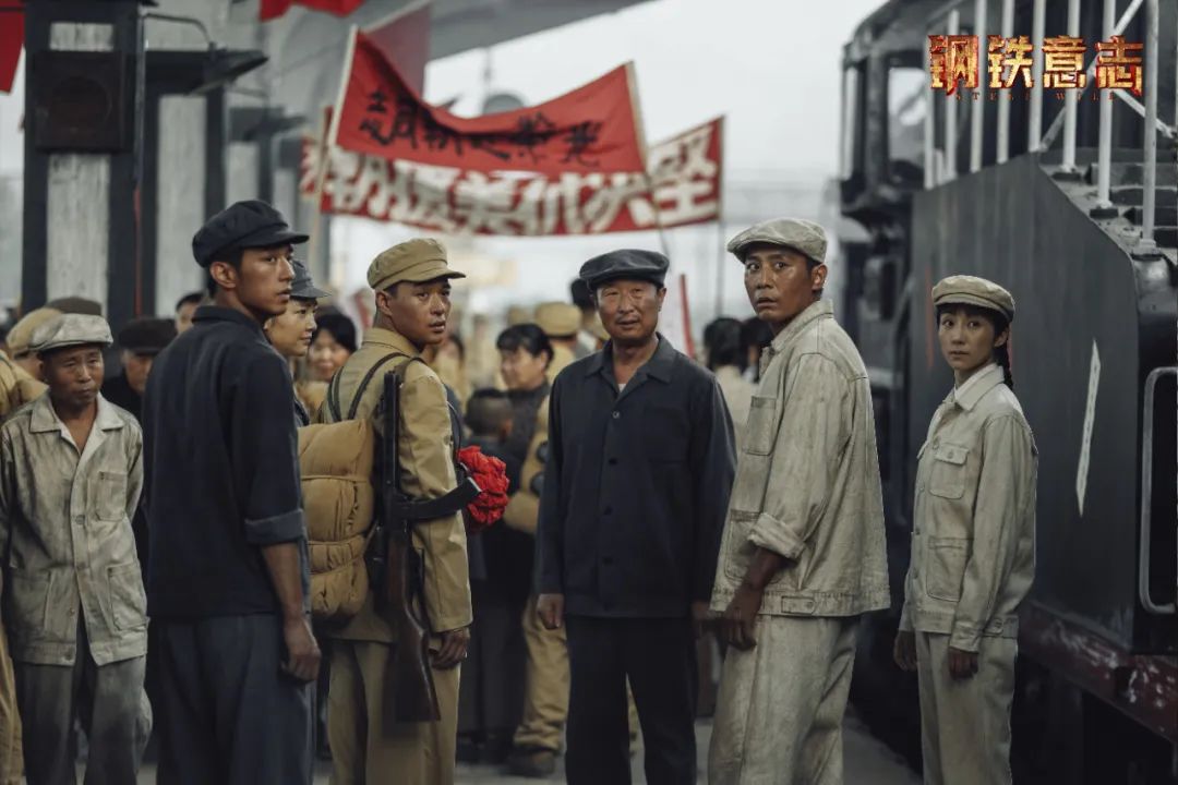 The soldiers are divided into three paths, and watch the three main ...