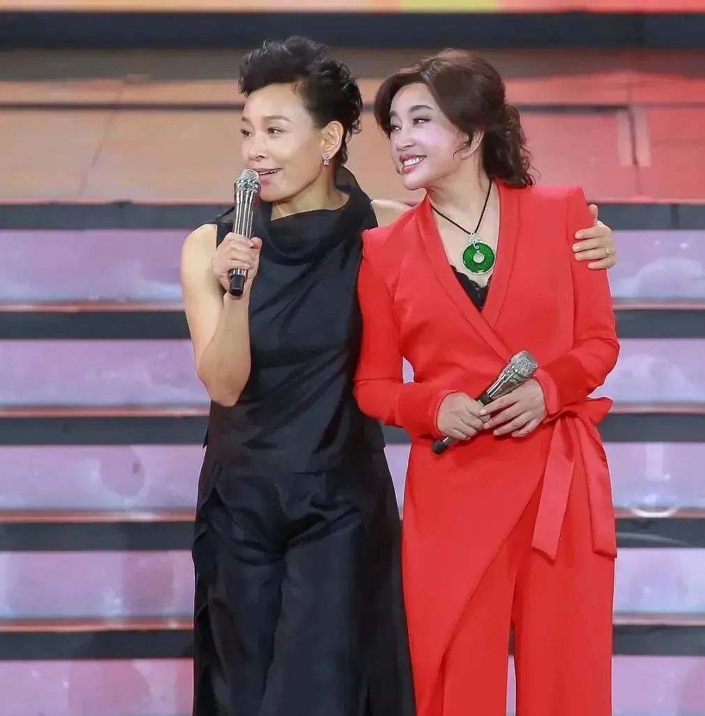 62-year-old Chen Chong is in the same frame as 65-year-old Zhang Yu ...