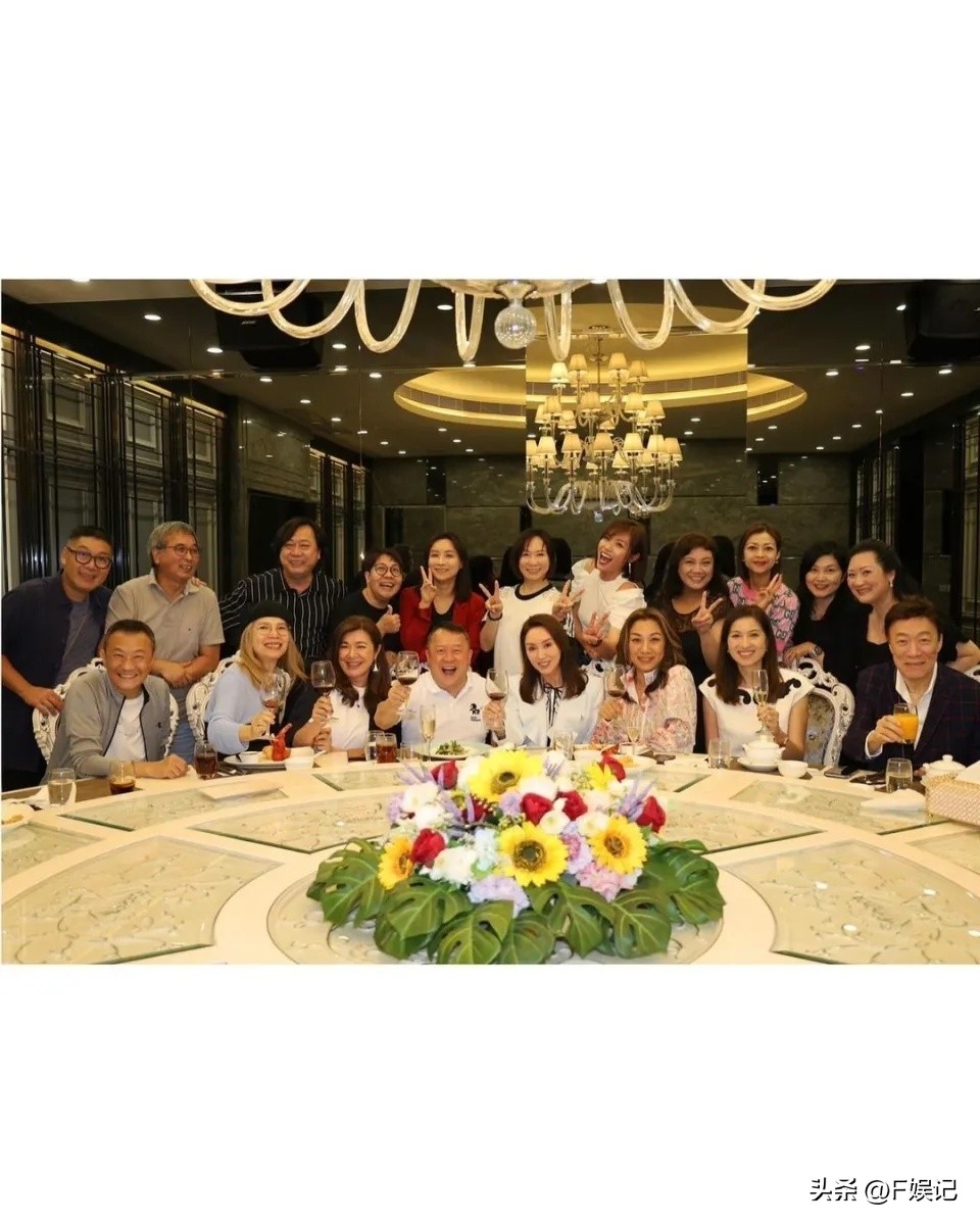 Lin Wenlong's family of three dressed in the same style to participate ...