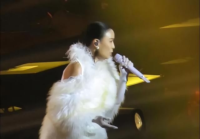 Laughing and crying! At Na Ying's concert, fans held up signs saying ...