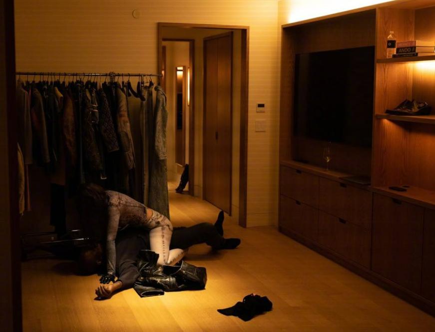 Kanye officially announced his relationship on January 7!The zipper of ...