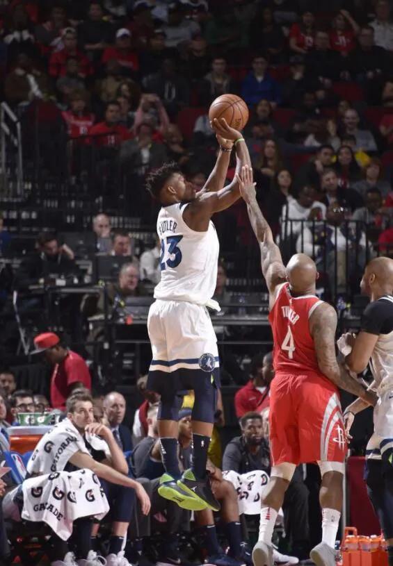 Butler's stunt! An easy two-pointer with a turnaround jumper! - iMedia