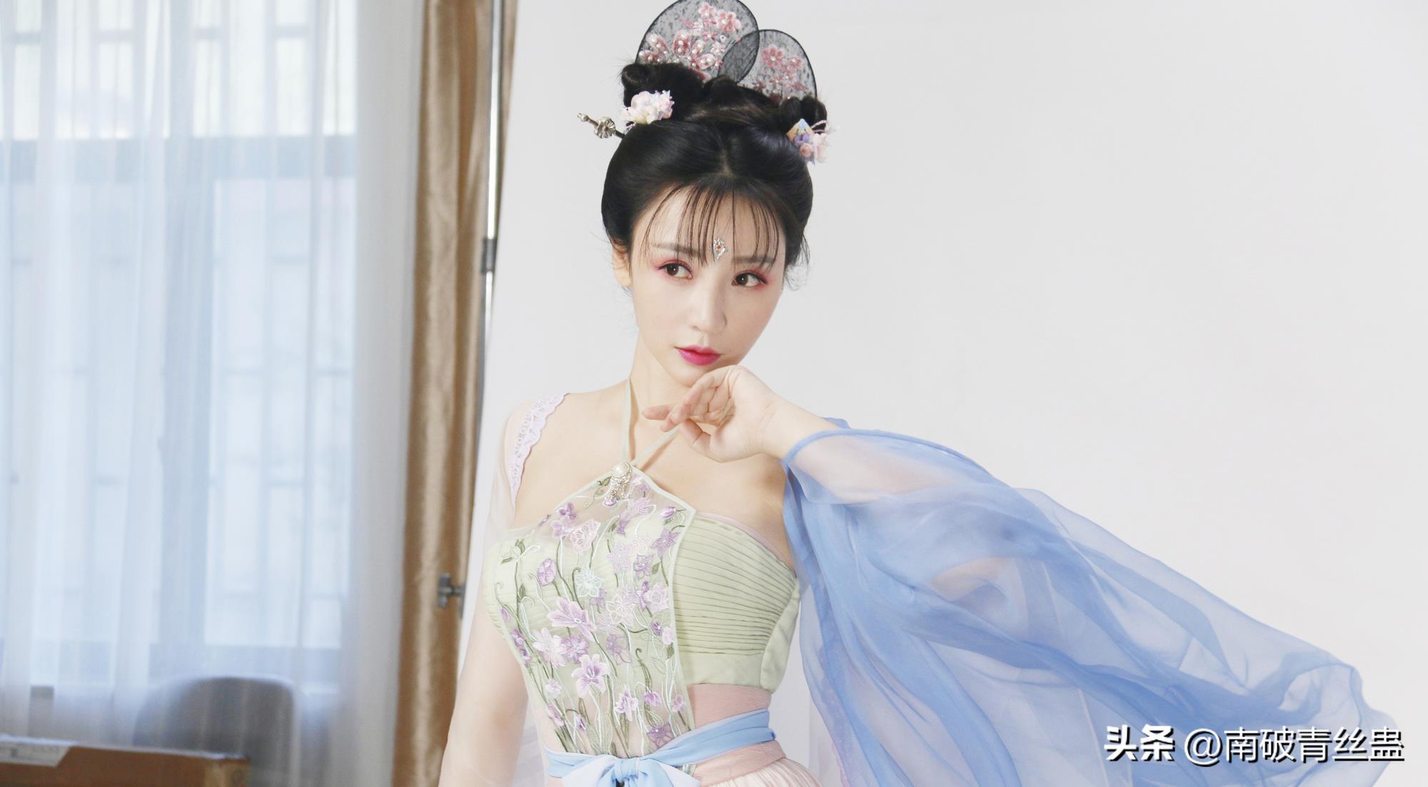 I was amazed by Liu Yan who was wearing a cheongsam. Her good figure ...