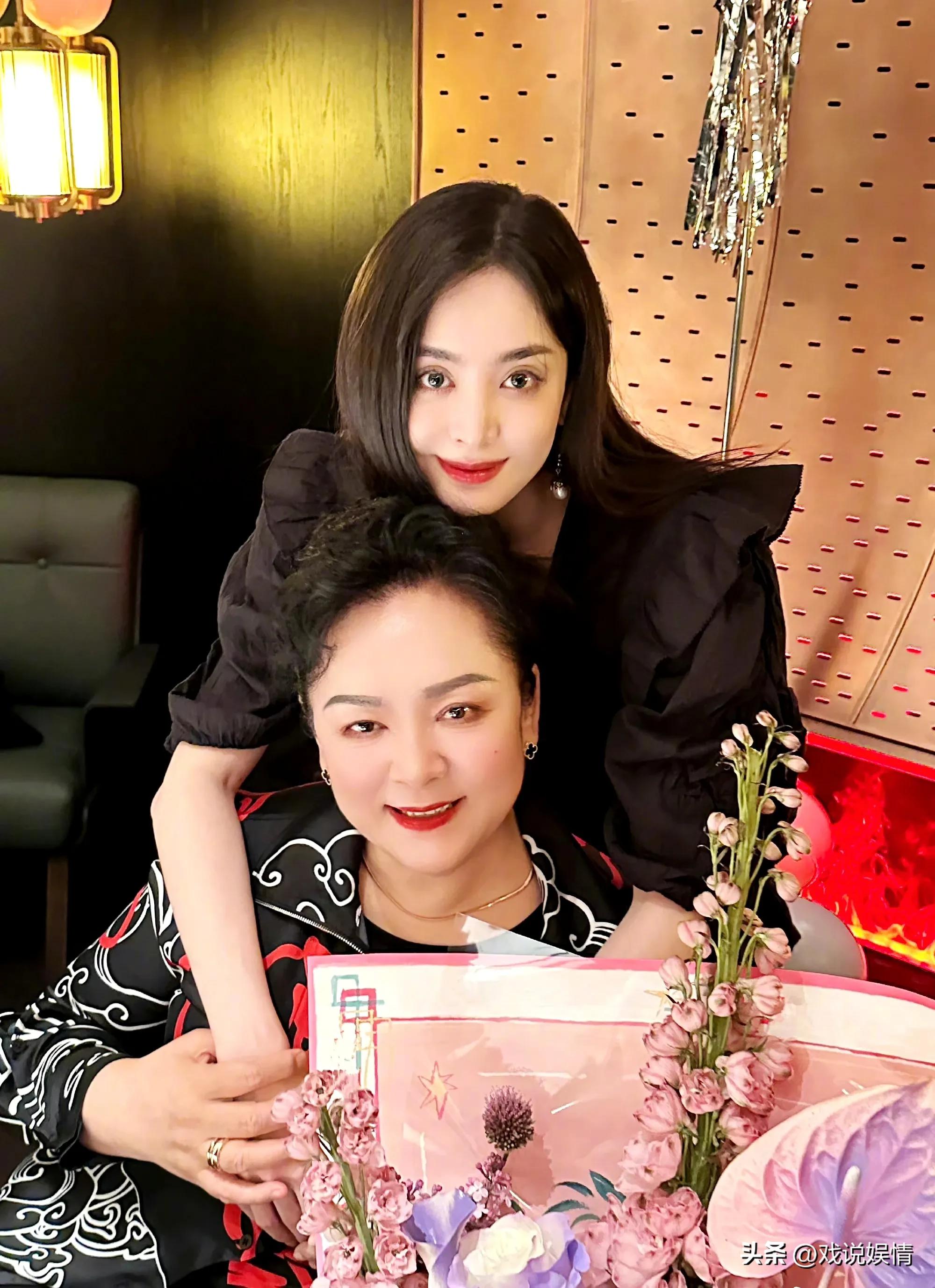 Nazha posted photos to celebrate her mother's birthday, her mother has ...