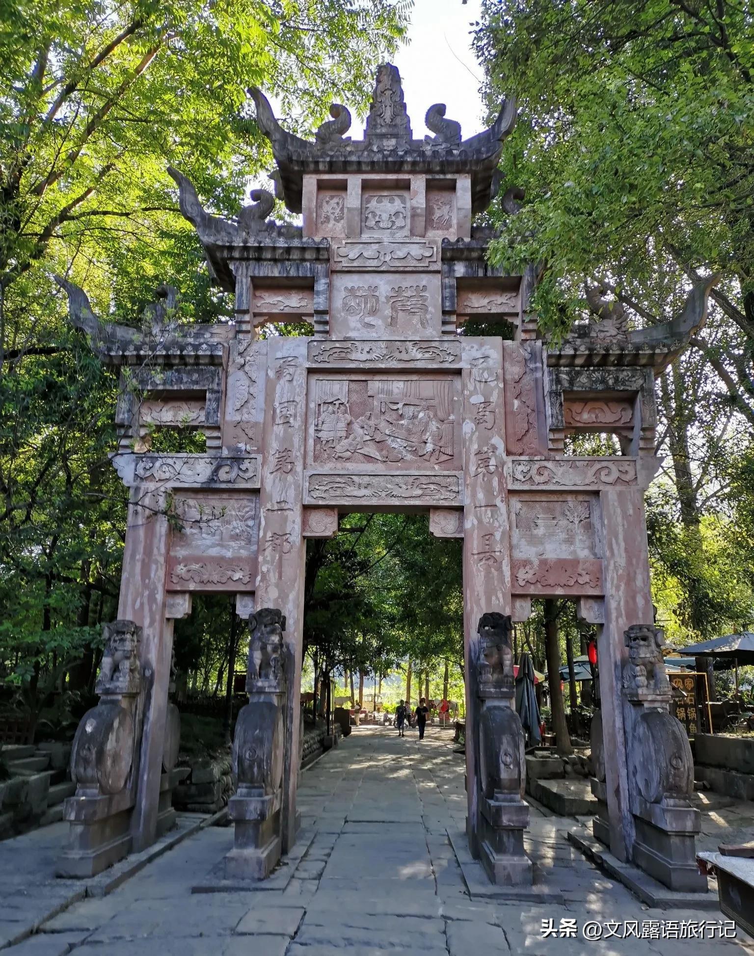 Thousands of people surrender during the day, and 100,000 bright lights ...